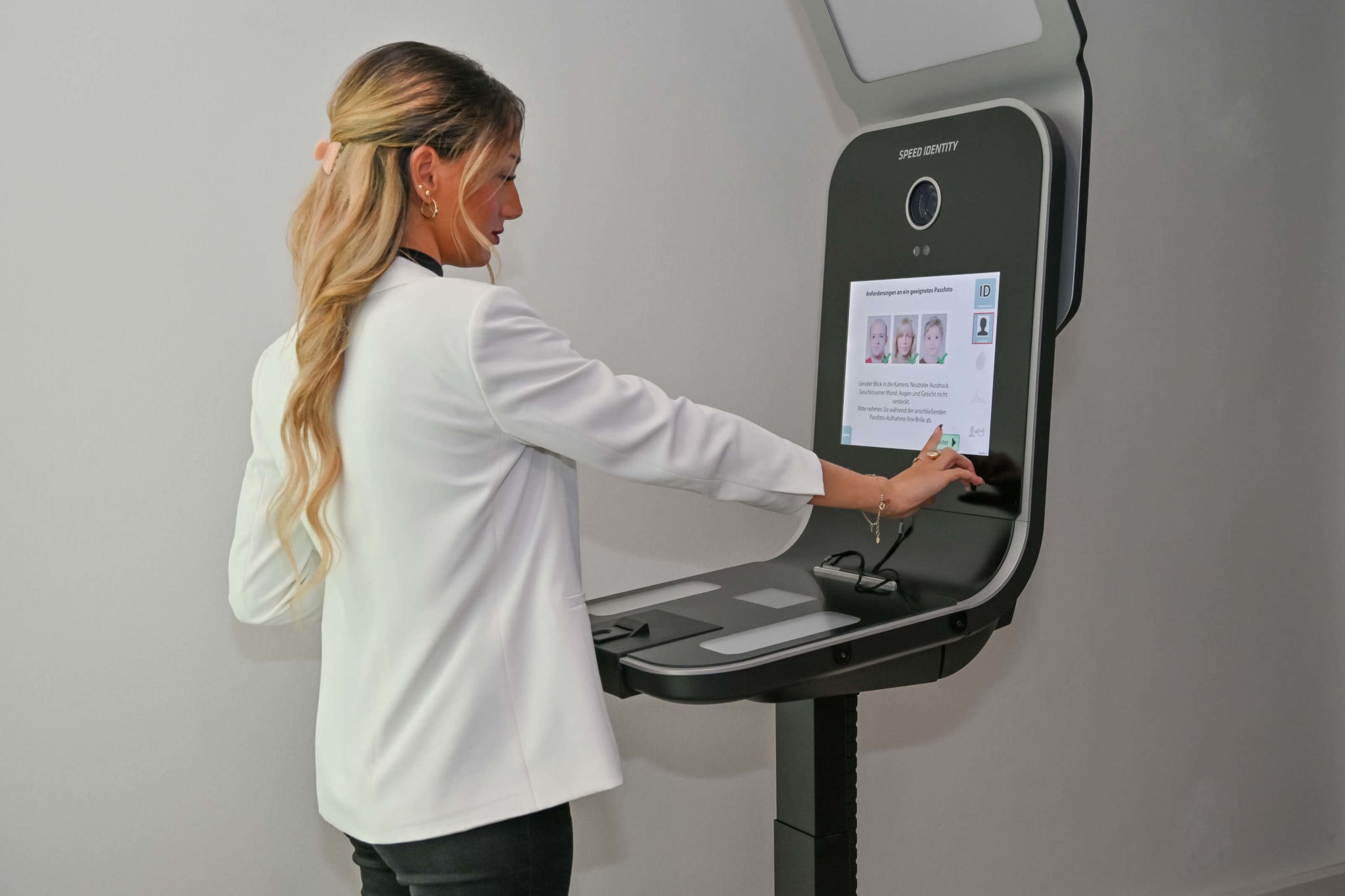 Fotos, Fingerabdrücke und Unterschriften mit dem "Speed Capture Kiosk ...